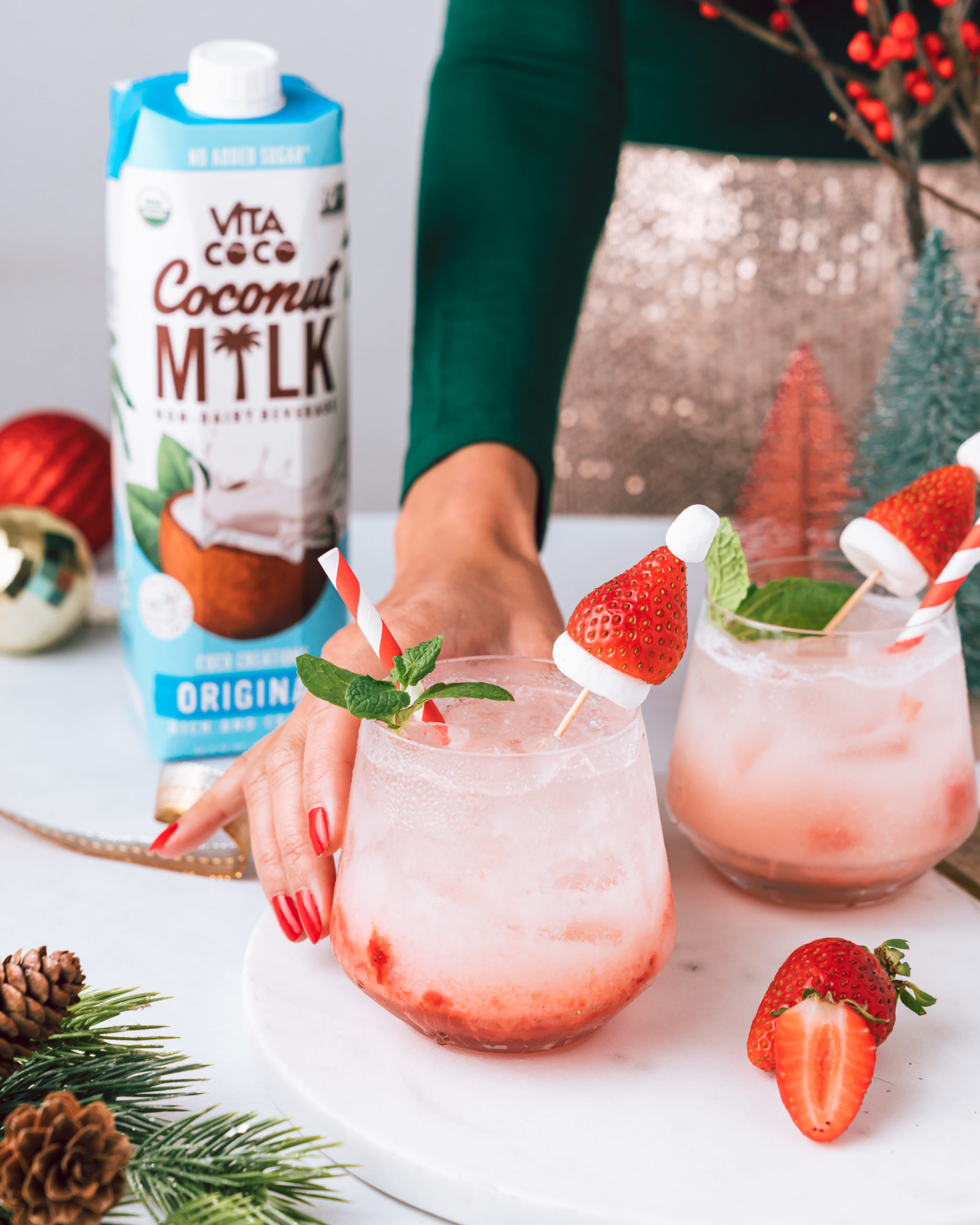 Santa’s Strawberry Smash (Gin Christmas Cocktail) - The Social Sipper